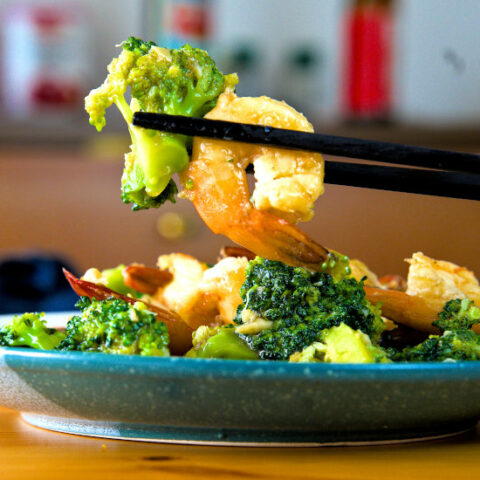 Shrimp and broccoli stir-fry- Easy recipe with garlic sauce